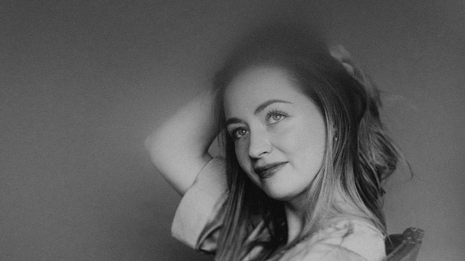 "Five Minutes With" Emerging Toronto Singer/Songwriter Nickie Minshall