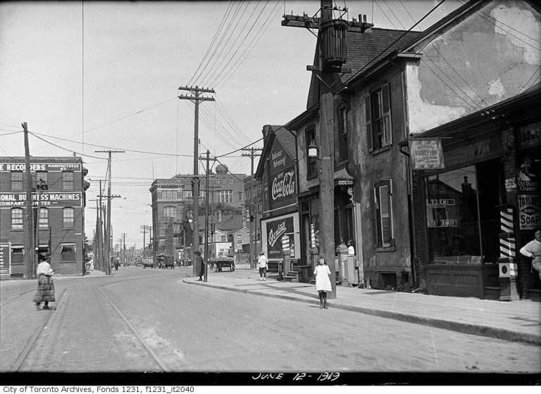 Old Photographs of Dundas Street in Toronto (1900-1980)