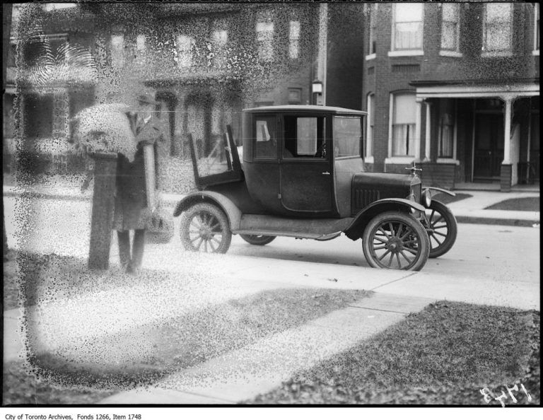 Old Photographs of Cars from the 1920s